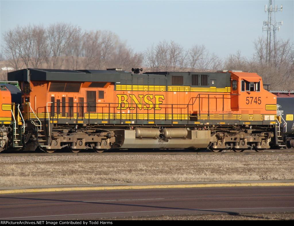 BNSF 5745